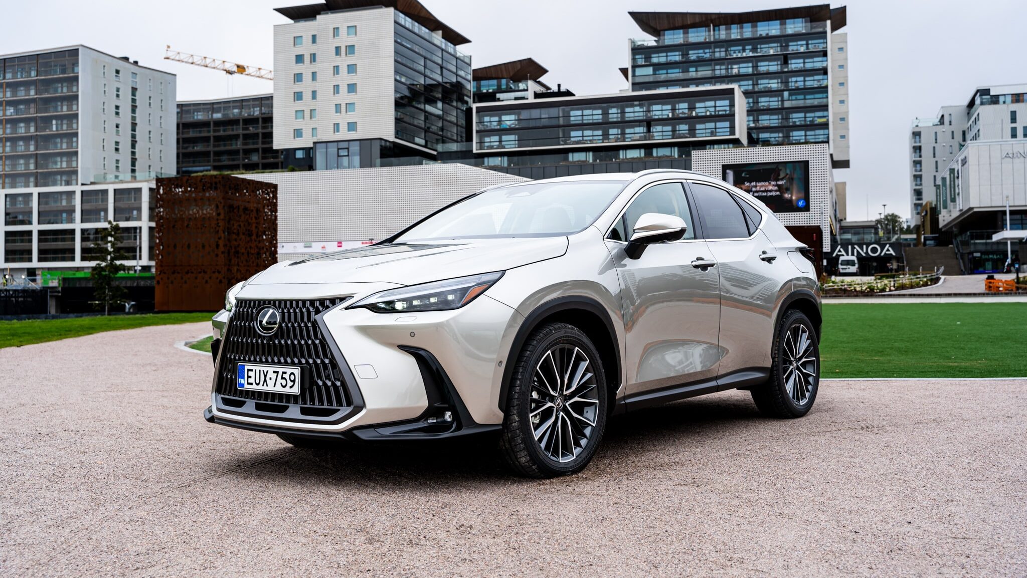 Ylellisen taloudellinen Lexus NX - perhekoon premium-SUV yhdistää ...